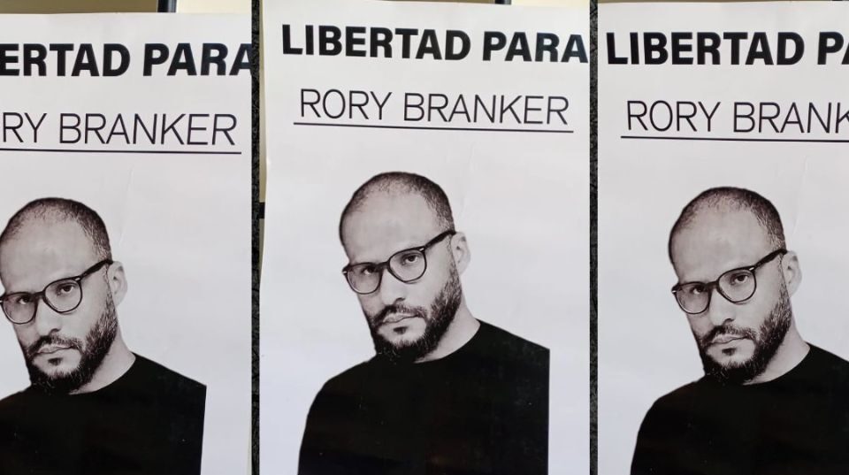 SNTP confirma que periodista Rory Branker está detenido en la PNB de ...